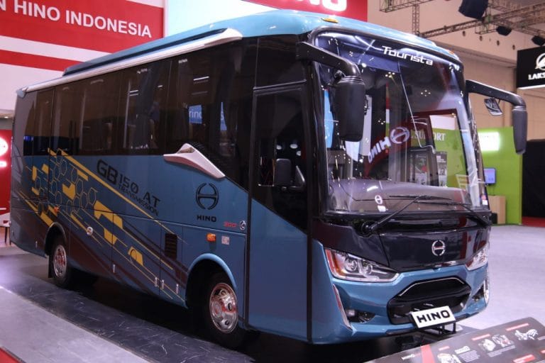 Kisah Perjalanan 40 Tahun Hino di Indonesia - Oto Mounture